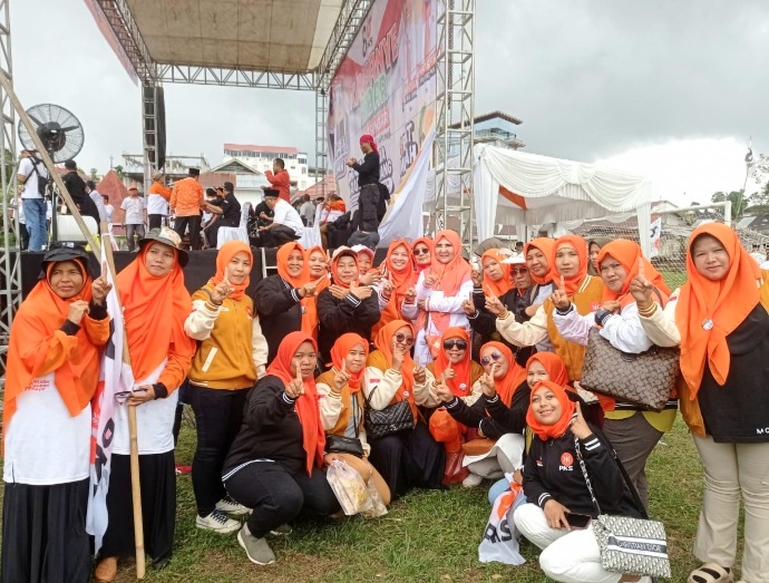 Nevi Zuairina Hadir di Tengah Ribuan Massa Kampanye PKS di Dapil Sumbar II - Forum Sumbar