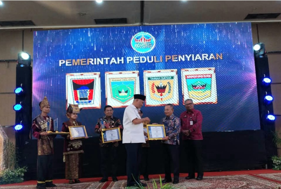 Anugerah KPID Sumbar 2024: Tanah Datar Kembali Raih Kabupaten Peduli Penyiaran - Forum Sumbar